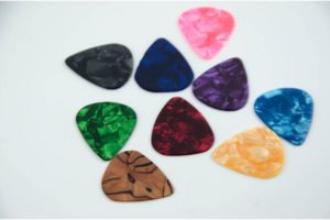 A Complete Guide To Guitar Pick Thickness And What You Should Choose ...